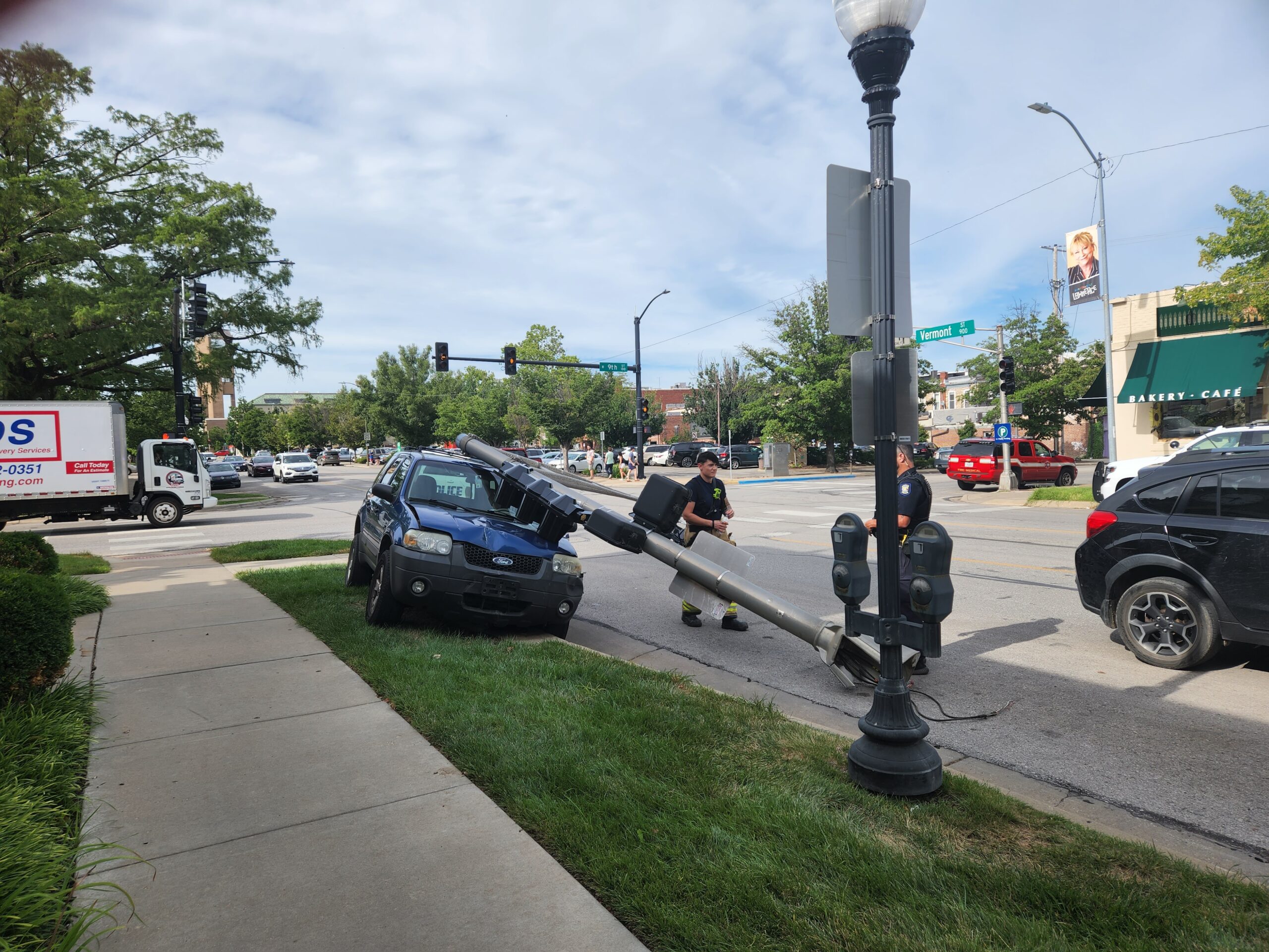 Vehicle topples traffic light after crash at 9th and Vermont in ...